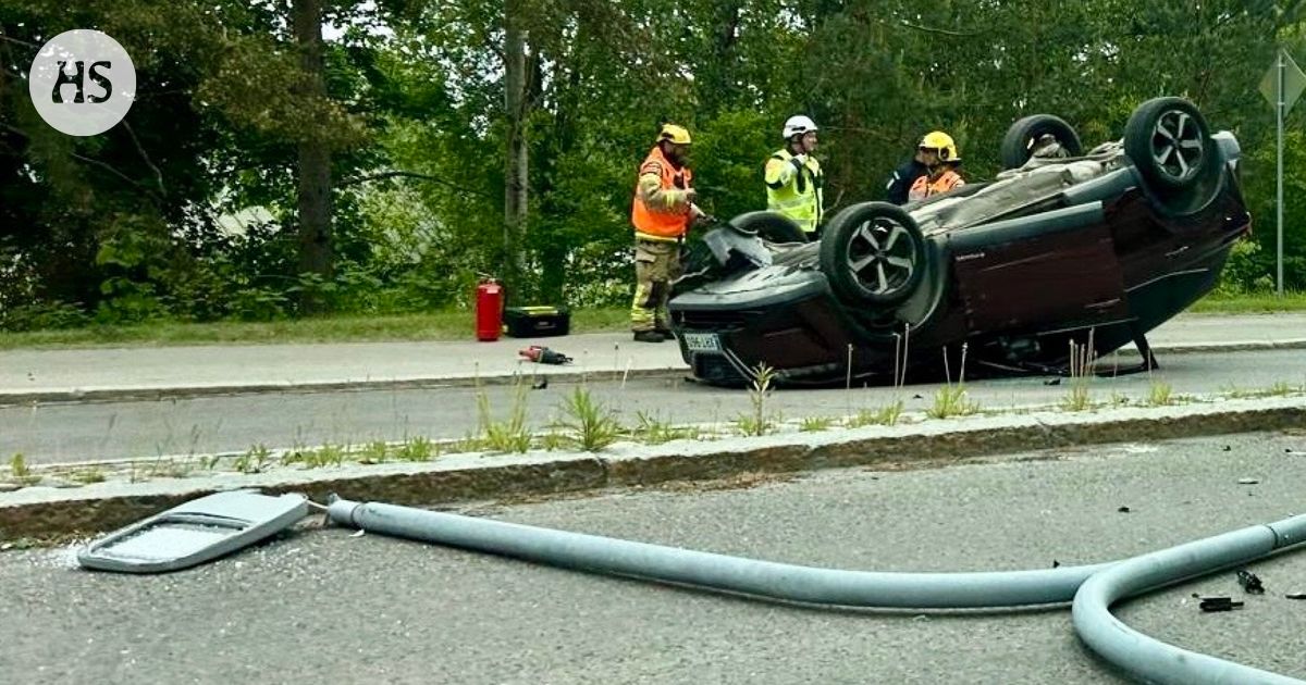 Kuljettaja ajoi tolppaan ja auto kääntyi katolleen Laajasalossa | HS.fi