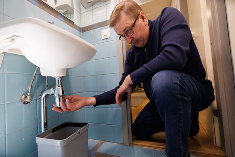 Ammattilainen näyttää, mitä kannattaa tehdä, jos lavuaari ei vedä