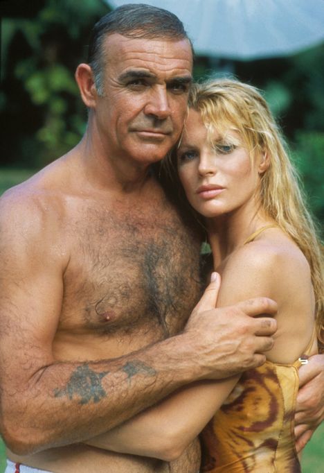 Kim Basinger ja Rowan Atkinson Bond-elokuvassa - Ilta-Sanomat