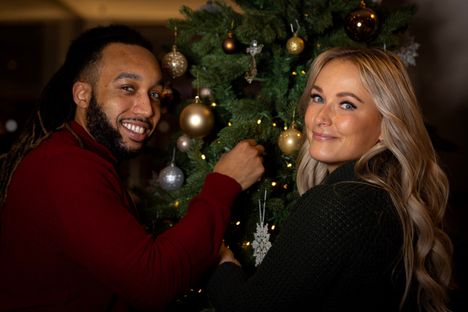 Noora ja Devontay yhdistävät molempien kotimaiden jouluperinteitä ...