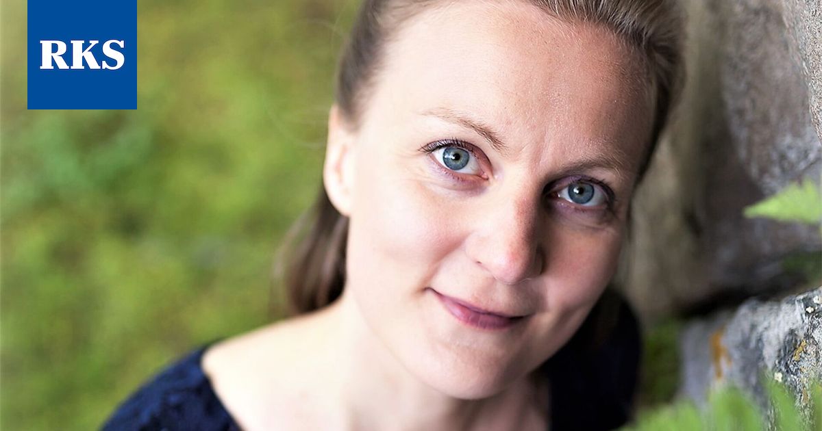Inka Kinnunen laulaa harpun ja urkujen säestyksellä - Rannikkoseutu