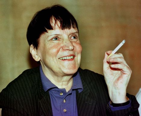 Mies, nainen eikä kumpaakaan – Erinomainen elämäkerta piirtää ...