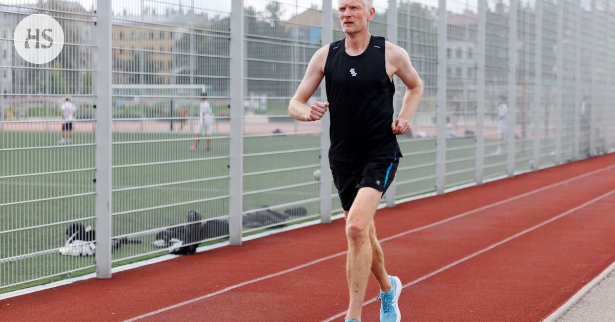 Susijengi-fani Mikko Mononen pääsee ottelutunnelmaan juoksemalla ...