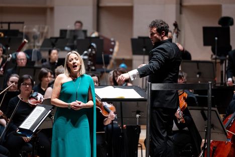 Orkesterin juhlat jatkuvat: Sopraano kirkasti loisteliaan tulkinnan ...