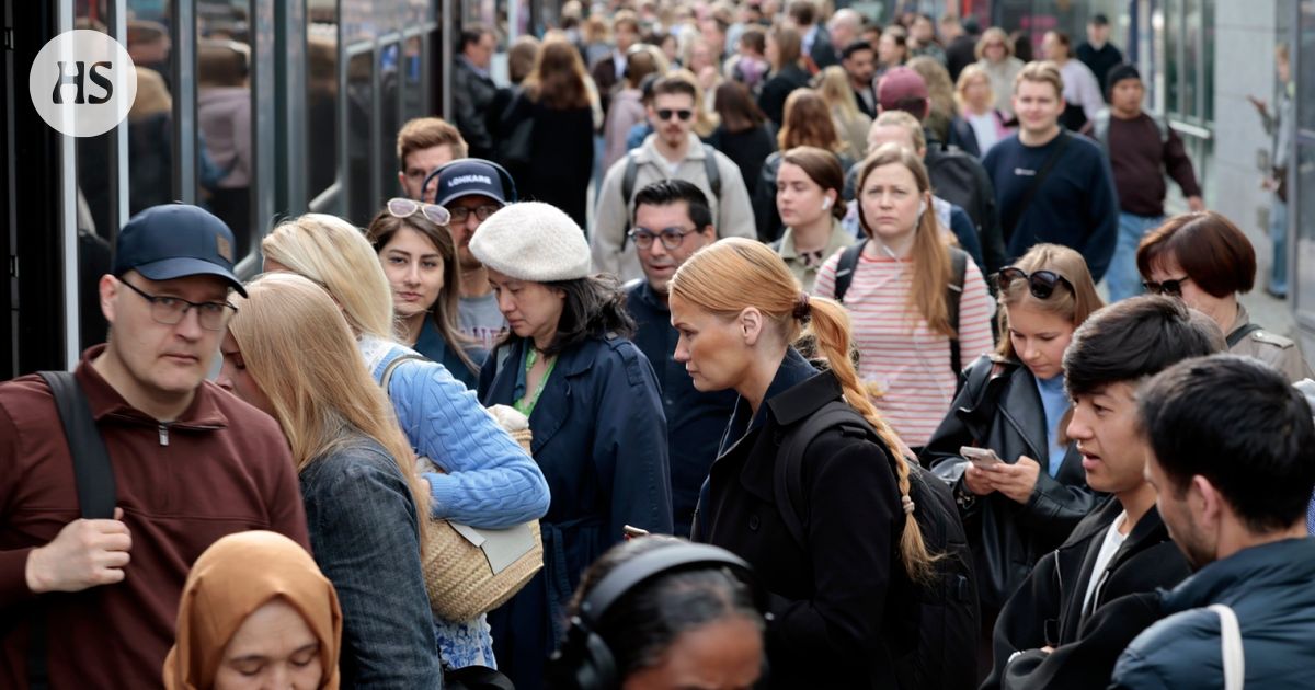 Ihmiset tungeksivat U-junaan aamuruuhkassa Leppävaarassa | HS.fi