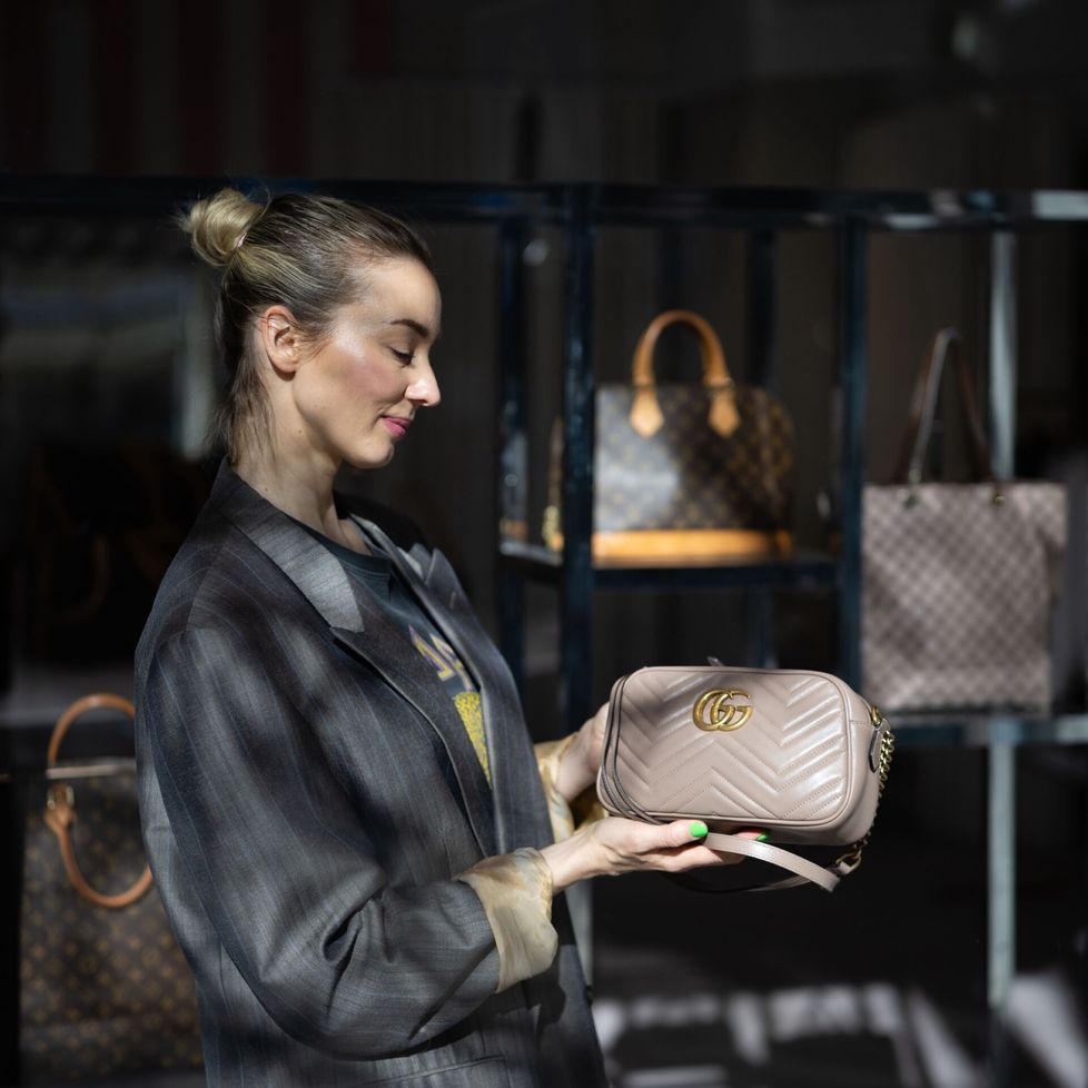 Luksustuotteiden myynti sakkaa mutta käytetty luksuksen kauppa käy ...