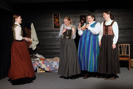 Nuoret näyttelijät loistavat Pyhäjärvi-Teatterin Pikku naisissa ...