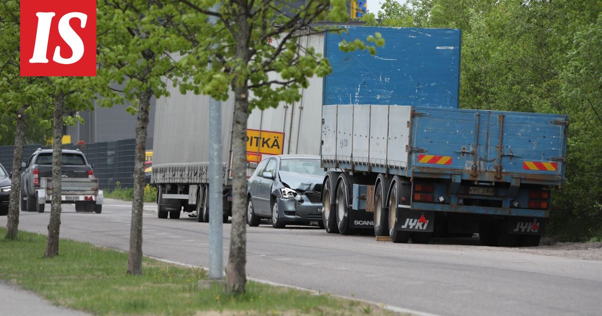 Henkilöauto törmäsi pysäköidyn kuorma-auton perään – yksi kuollut ...