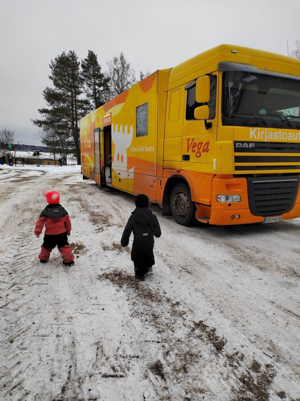 Harvinaiset kuvat tunnetuilta suomalaisilta: laulaja Einin isän ...