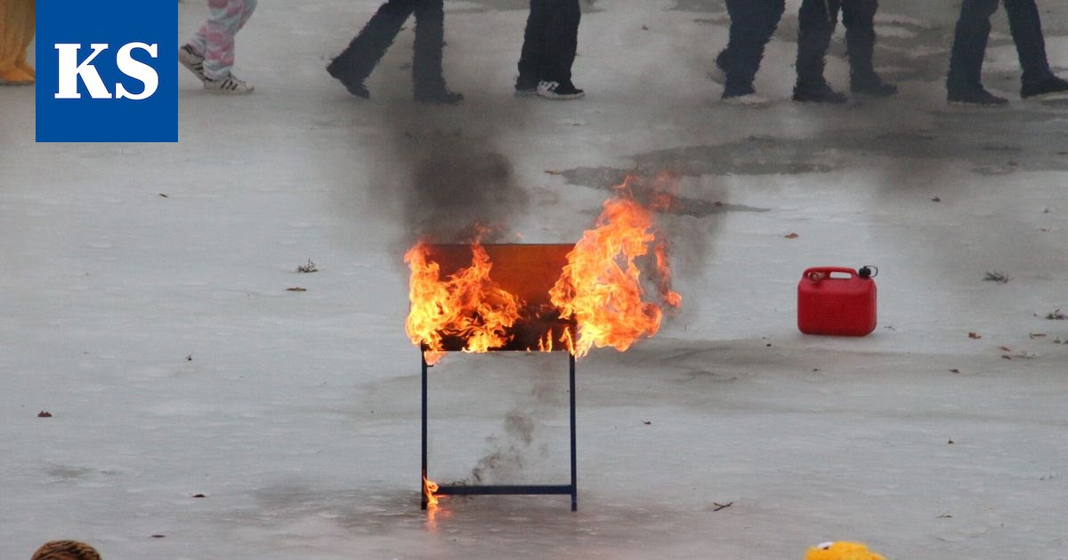 Peugeot kantoon, kirjoitus otsaan ja pulpetti liekkeihin ...