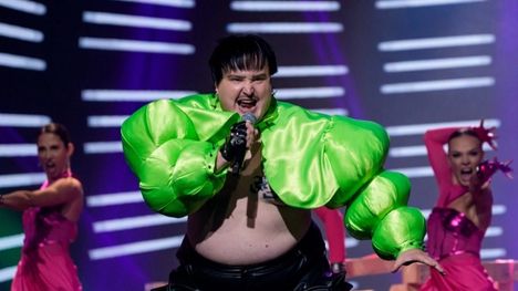 Virolaislaulaja imitoi Käärijää TV-ohjelmassa - Ilta-Sanomat