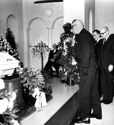 Urho Kekkonen oli valmistautumassa Linnan juhliin, kun Sylvi-vaimo ...