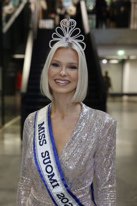 Uuden Miss Suomen Matilda Wirtavuoren hiuksissa pistää silmään ...