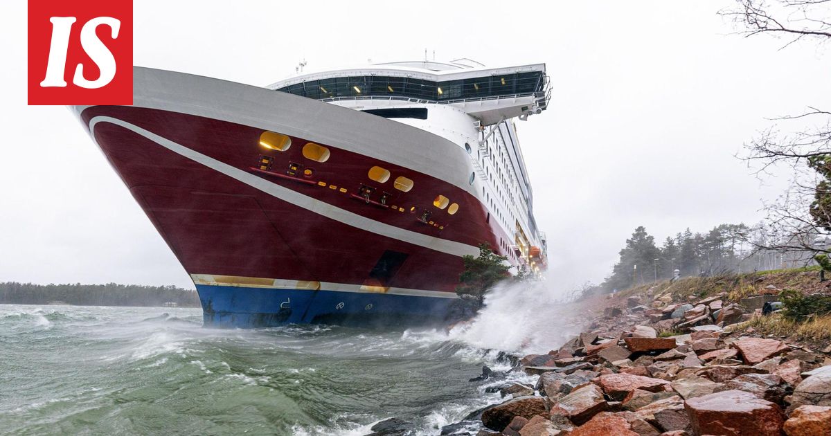 Viking Linen Grace-alus saapui aamulla Naantaliin korjaustelakalle ...