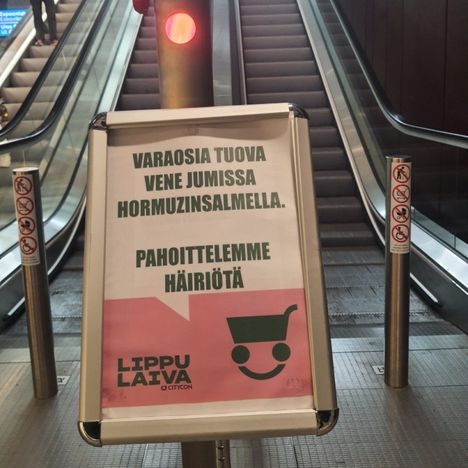 Espoolaisiin liukuportaisiin ilmestyi kyltti, jonka mukaan varaosat ...