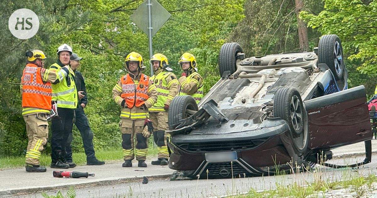 Auto päätyi katolleen Laajasalontiellä | HS.fi