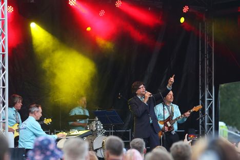 Nyt oli legendaarista! Martti Servo & Napander soitti juhannus­keikan ...