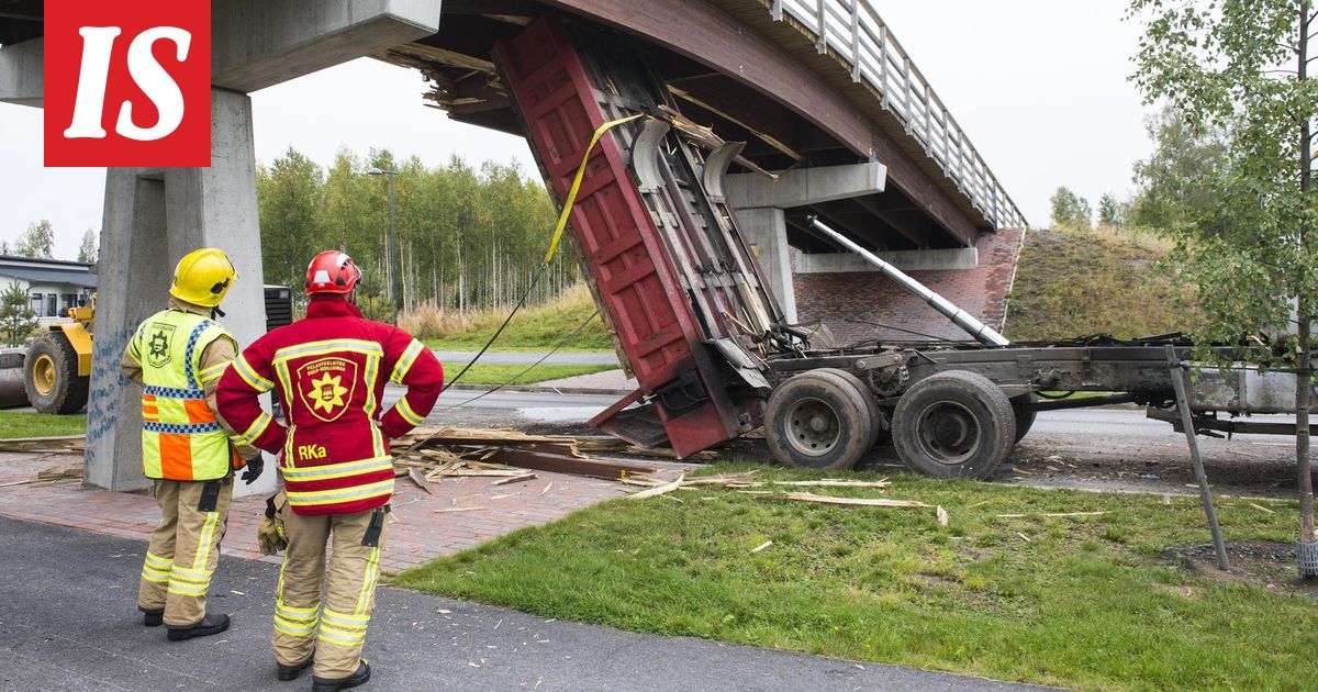 Lava pystyssä ajanut kuorma-auto törmäsi siltaan Oulussa – mittavat ...