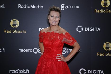 Heidi Suomi, 43, nauttii kesäpäivästä pelkässä bikinien alaosassa – ex ...