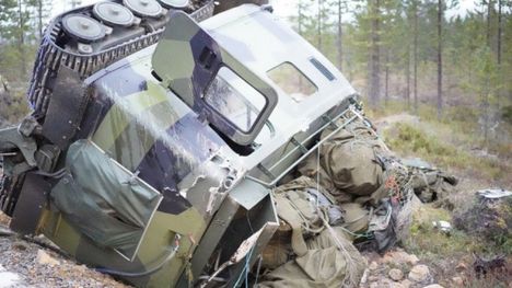 23 varusmiestä loukkaantui, kun telakuorma-auto kaatui ...