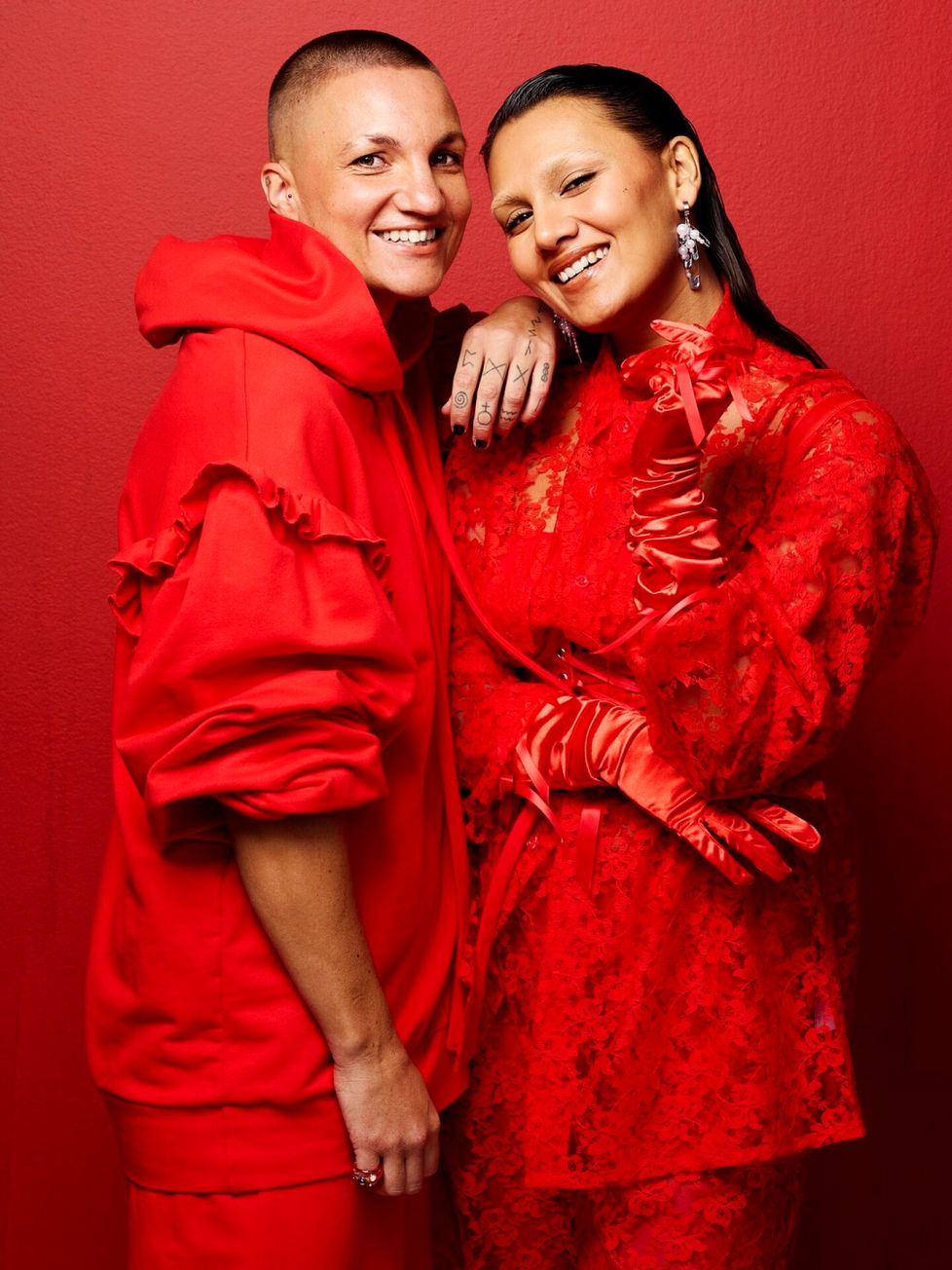 Ex-nyrkkeilijä Elina Gustafsson ja toimittaja Susani Mahadura ...