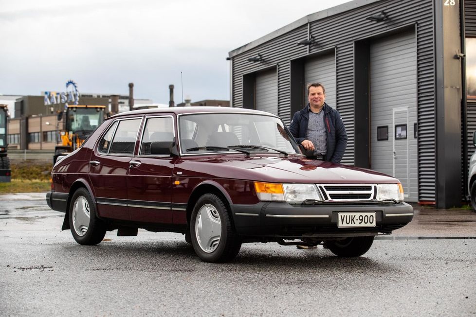 Unto Ylitalo säilöi autotallissaan yli 30 vuotta Saabia, jossa on ...