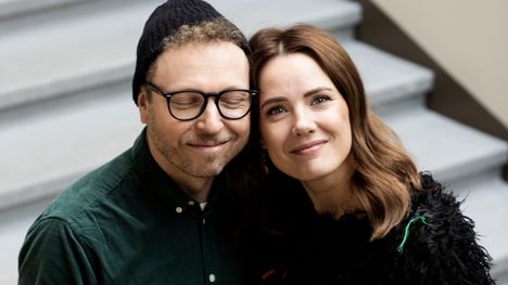 Ohjaaja Lauri Nurkse ja Tuuli Mattila tapasivat tv-sarjan kuvauksissa ...
