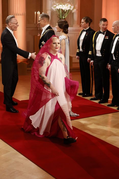 Linnan juhlat 2025: Anu Kantolan vulvamekko Linnan juhlissa sai somen ...