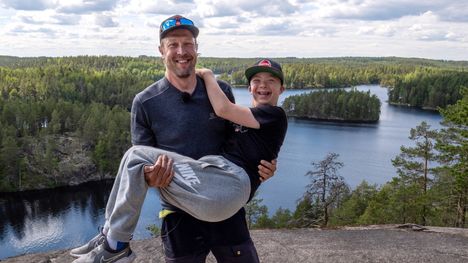 Mikko ”Peltsi” Peltola retkeilee Osmo-poikansa kanssa Peltsi ja Osmo -tv-sarjassa - Ilta-Sanomat