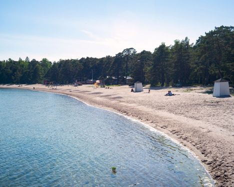 ”Lumoavan sävyinen uimaparatiisi” ja 7 muuta lapsiystävällistä rantaa ...