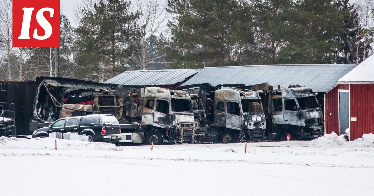 Kuorma-autoja tuhoutui tulipalossa Hankasalmella - Ilta-Sanomat