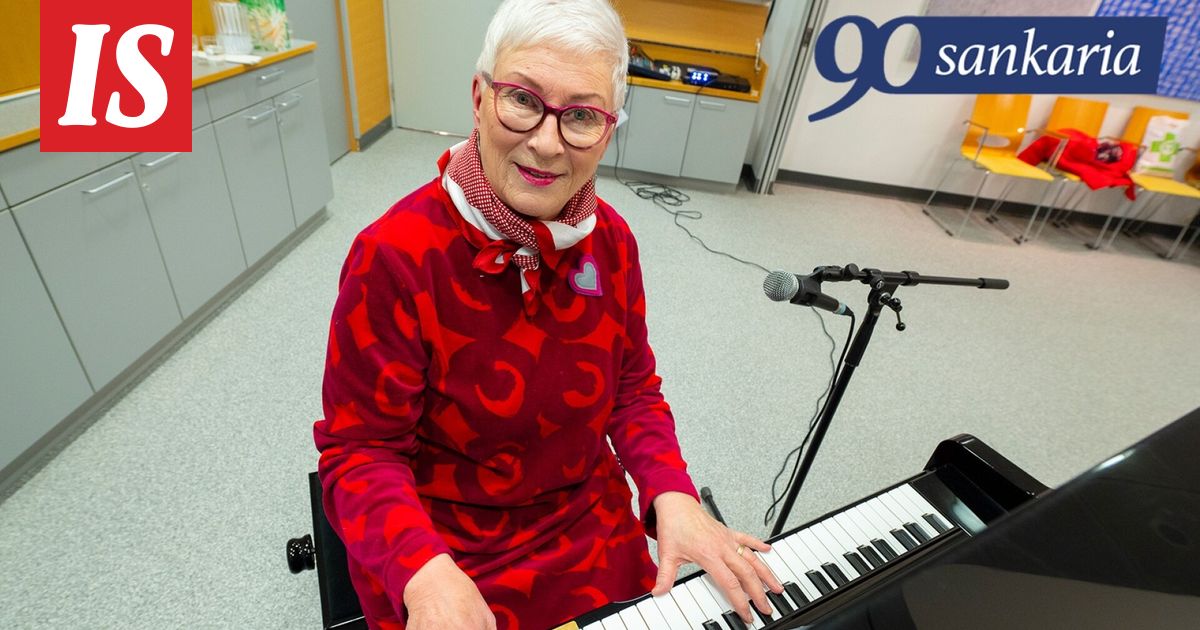 Oulunsalolainen Inka Nenonen virkistää vanhuksia soiton ja laulun ...