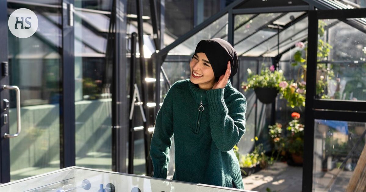 Helsingin nuorin poliitikko Aisha Mahmood vaatii kännyköitä takaisin ...