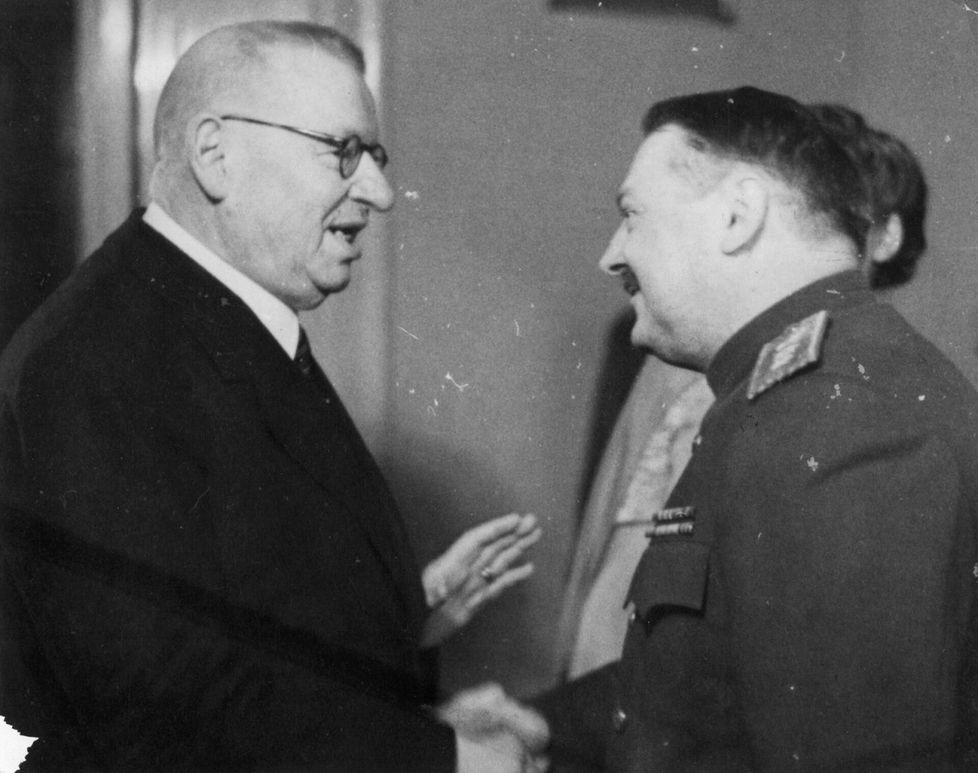 Brittien valvontakomissio toimi ahtaassa raossa sodanjälkeisessä ...