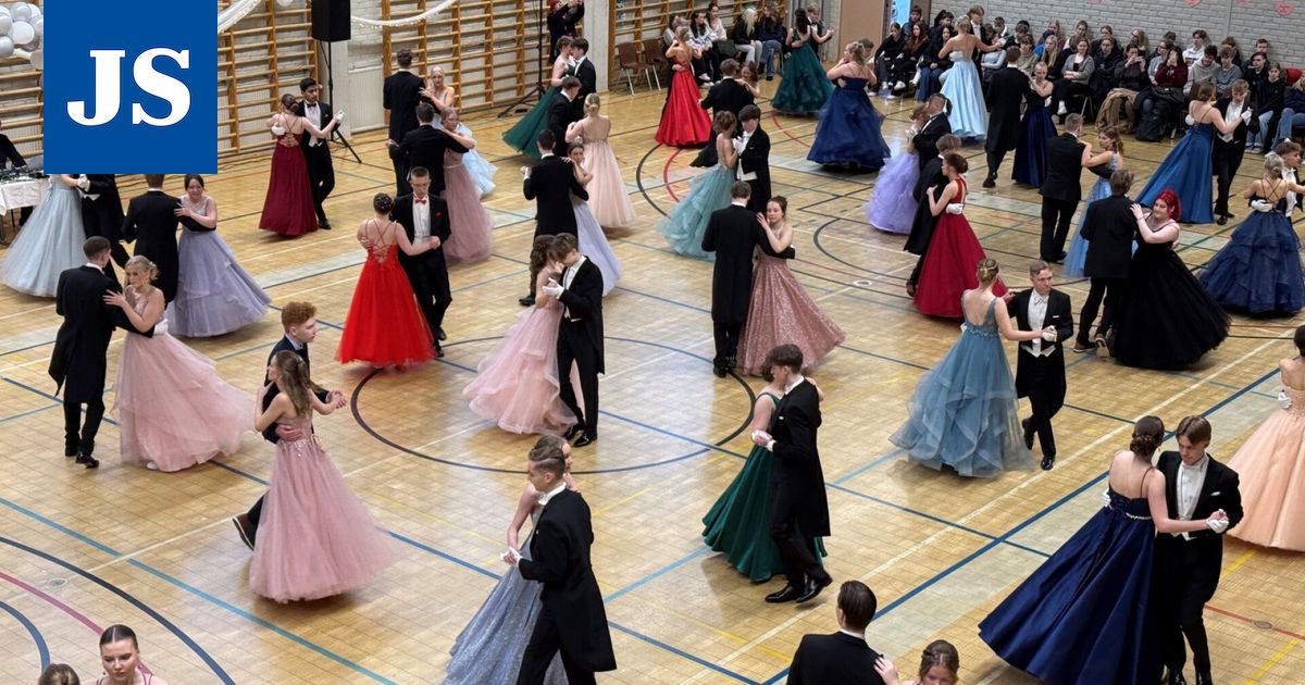 Liikuntasalin parketilla tanssi perjantaiaamuna 57 paria – Katso ...