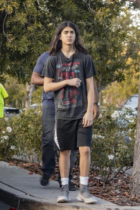 Michael Jacksonin 17-vuotias poika katosi parrasvaloista ...