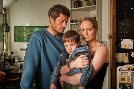 Televisioarvio: Vaihtuneet elämät -sarja alkaa perhedraamana ja kääntyy ...