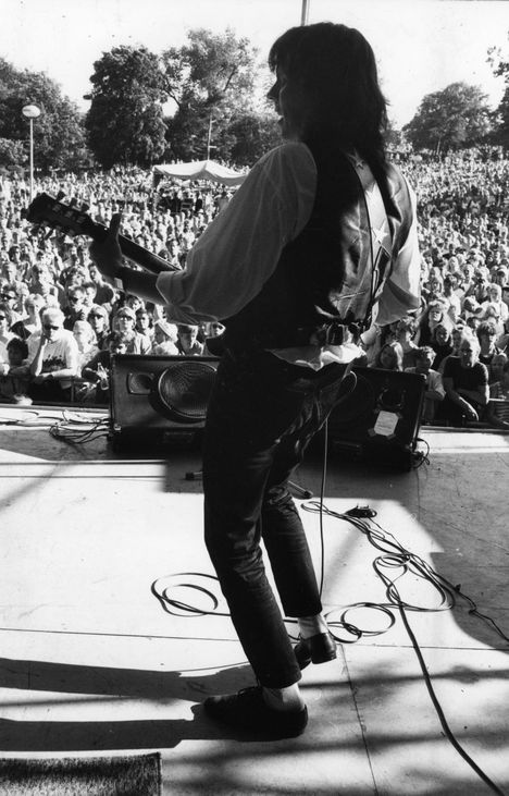 Lähipiirin kuolemantapaukset kaikuvat Dave Lindholmin lauluissa ...