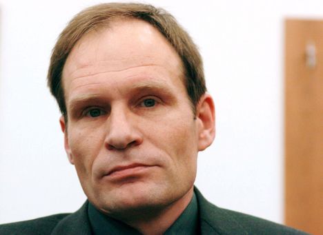 The Cannibal Next Door: Armin Meiwes murhasi Bernd Brandesin hirveällä ...