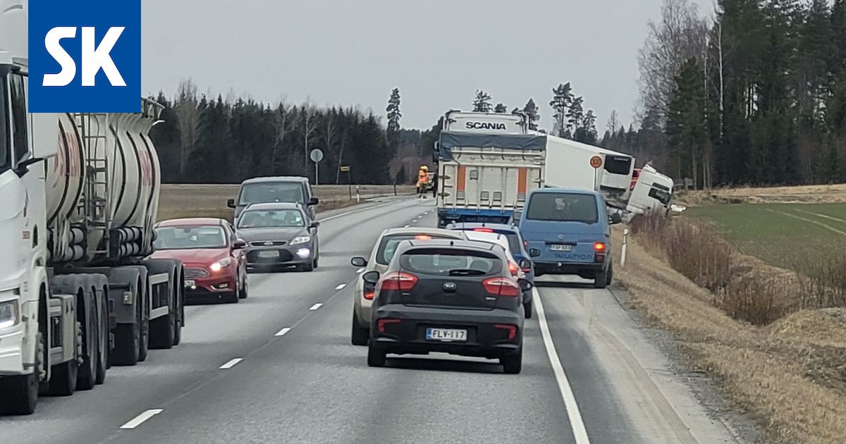 Rekka ja kaksi henkilöautoa kolaroivat valtatie 2:lla Kokemäellä - Satakunnan Kansa