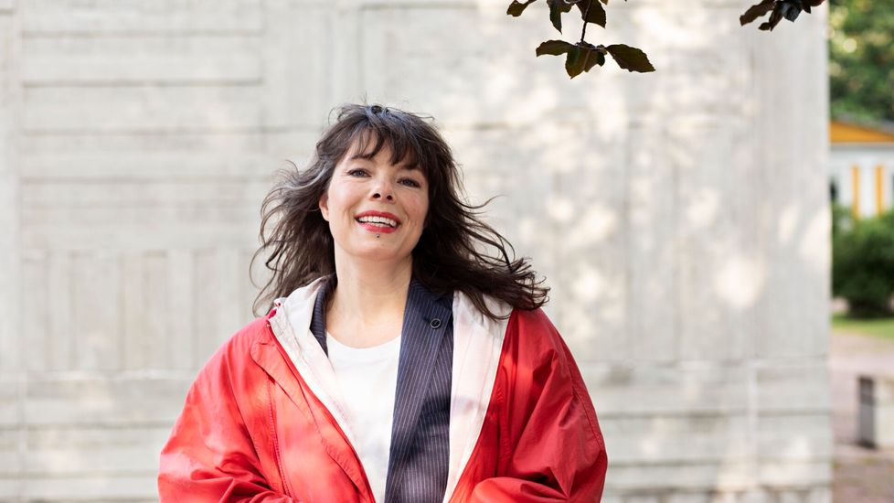 Ruotsinsuomalainen kirjailija Thella Johnson opetteli suomen uudelleen ...