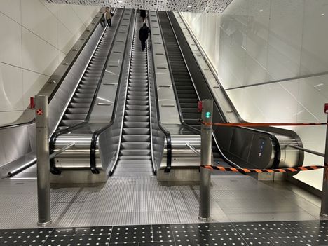 Kivenlahden metroaseman vaaralliset liukuportaat pysyvät edelleen ...