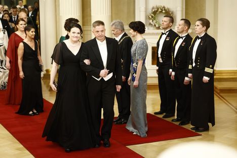 Presidentin takana seisova nainen teki historiaa - Ilta-Sanomat