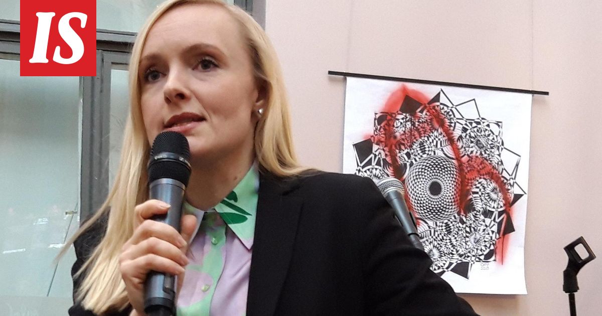 Kikkeli ministerin olkapään takana hämmentää Oulussa - Ilta-Sanomat