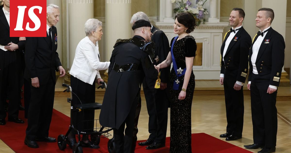 Katsojat käärmeissään Linnan juhlien kättelytahdista - Ilta-Sanomat