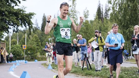 Aku Partanen lataa suorat sanat kävelyn arvostuksesta - Ilta-Sanomat