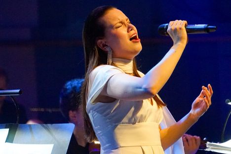 The Voice of Finland -voittaja Laura Ruusumaa ja yli 30 soittajan ...