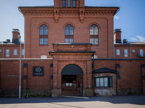 Hotelli Kakola ajautui riitaan satojen tuntien ylitöistä ja ...