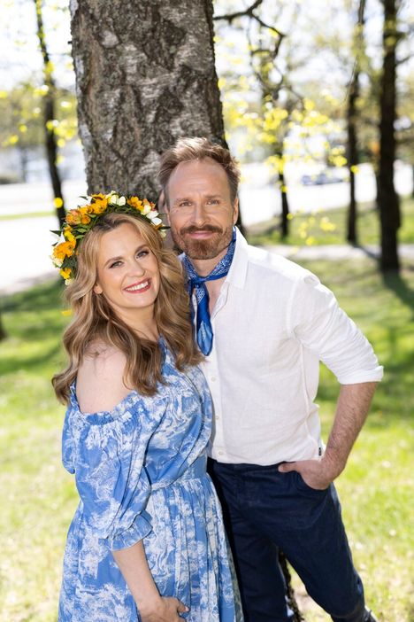 Mikko Kekäläinen ja Tuulianna Tola juontavat tanssiohjelman Puoli ...