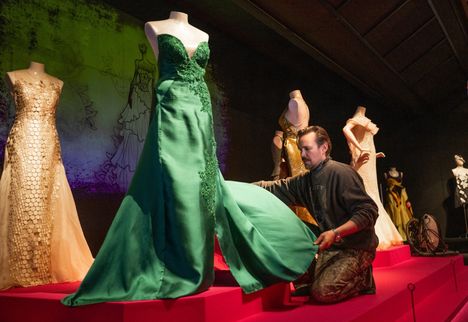 Teemu Muurimäen suunnittelemien pukujen näyttely avautuu Satakunnan ...